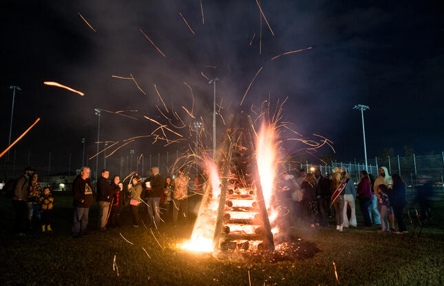 A Louisiana Christmas Tradition: Bonfires on the Levee | Explore Louisiana